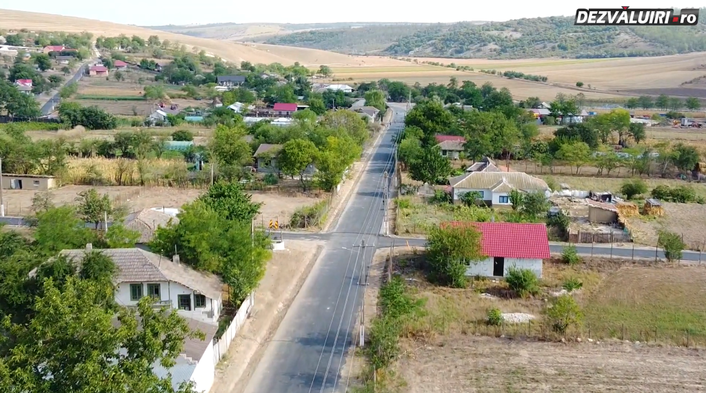 Video: Străzile din localitatea Urluia, comuna Adamclisi, în curs de ...